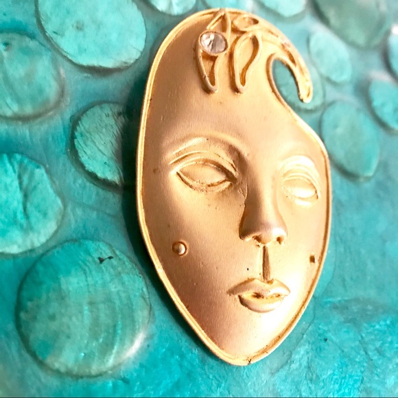Jewelry | Vintage 8s Large Brushed Goldtone Face Pin | Poshmark